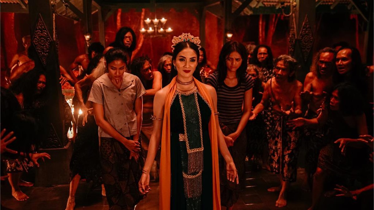 Film Column - Dancing Village: The Curse Begins