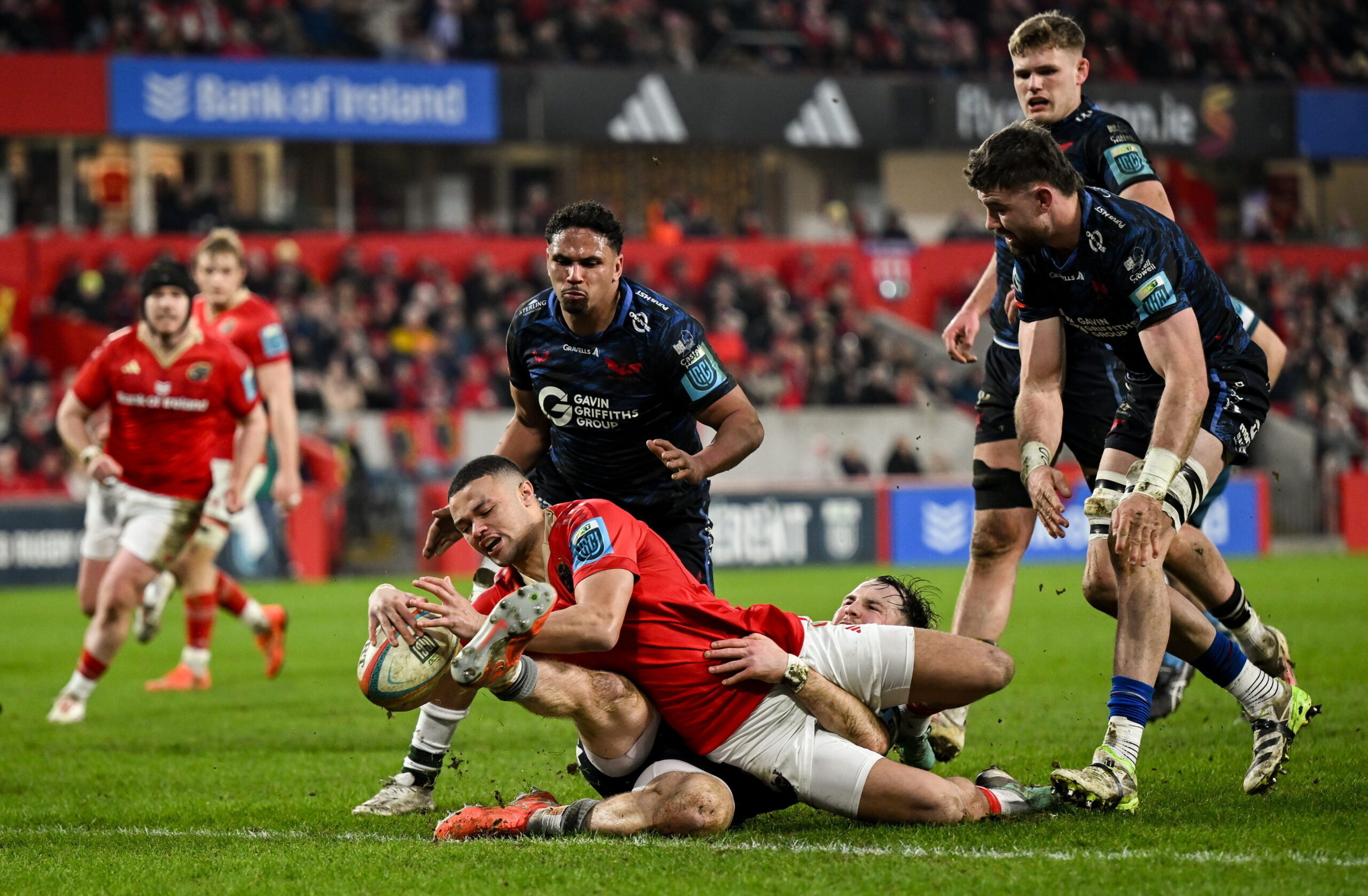 Munster cruise past Scarlets